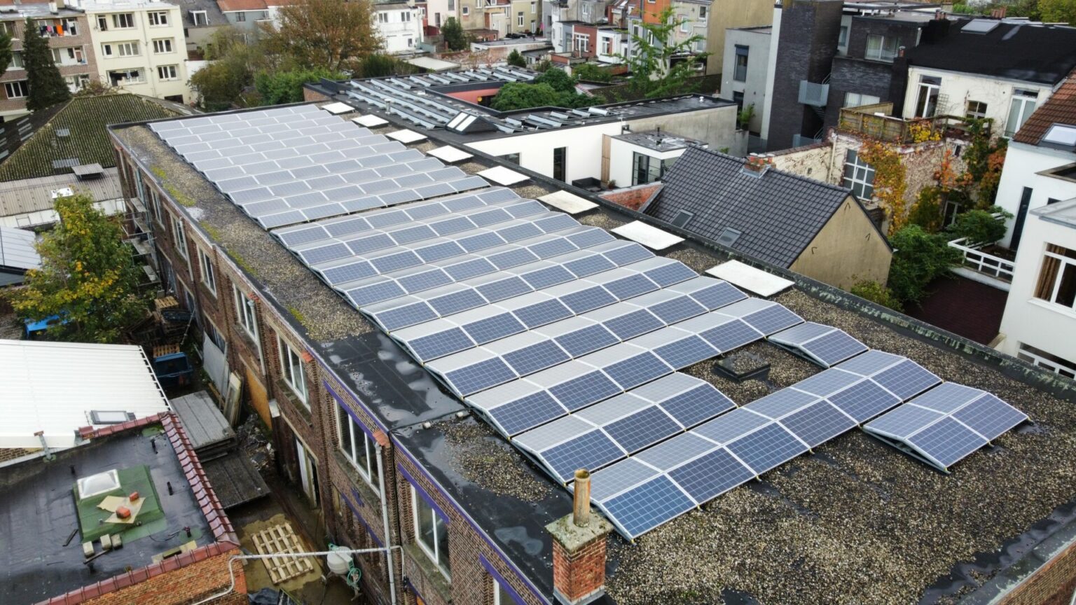 Solutions solaires pour entreprises – Photovoltaïque et batteries clé ...